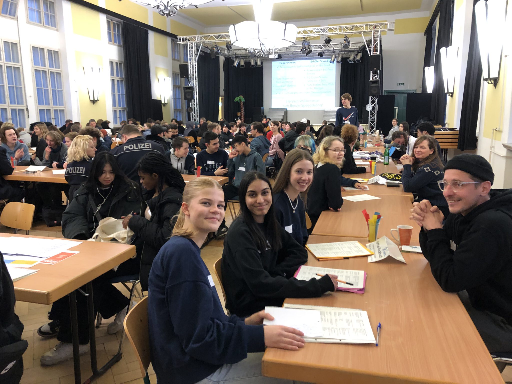 Austausch in der Aula beim Berufe-Speeddating